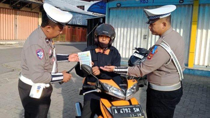 Satlantas Polres Tanggamus Lampung Bagikan Pamflet ke Pengendara pada Ops Zebra Krakatau 2024 ...