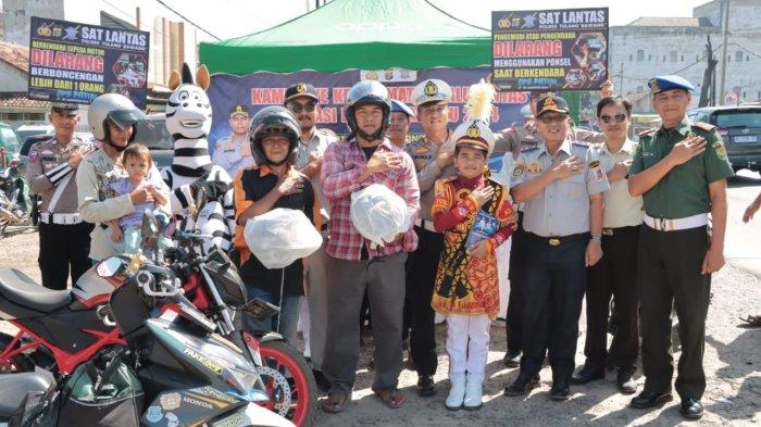 Satlantas Polres Tulangbawang Polda Lampung Bagikan Puluhan Helm Gratis Pada OPS Patuh ...