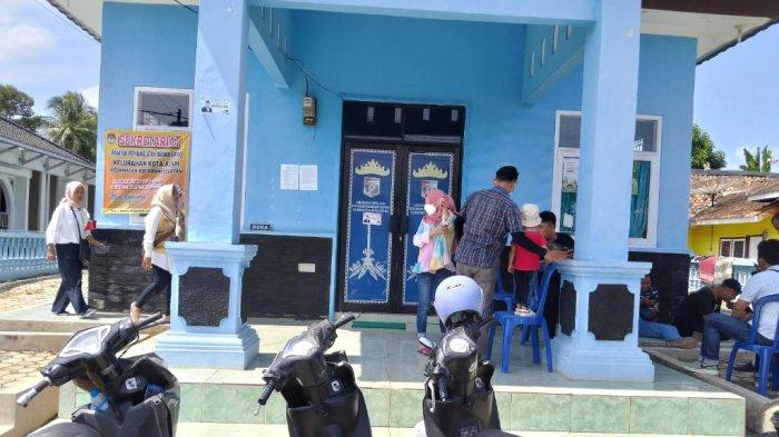 Ada Penggeledahan di Kelurahan Kota Alam Lampung Utara, Warga Urung Urus KK - Tribunlampung.co.id