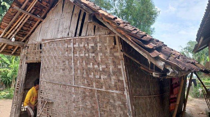 Satu Keluarga Tinggal di Rumah Geribik Hampir Ambruk di Lampung Tengah ...