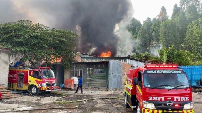Detik-detik Kebakaran Gudang BBM di Bandar Lampung, 20 Ribu Liter Solar Ludes - Tribun Gorontalo