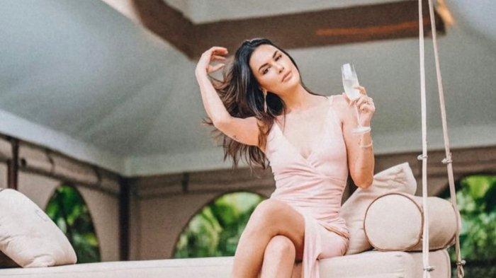 Momen Sophia Latjuba Pakai Bikini di Kolam Renang Dipuji Awet Muda - Tribunlampung.co.id