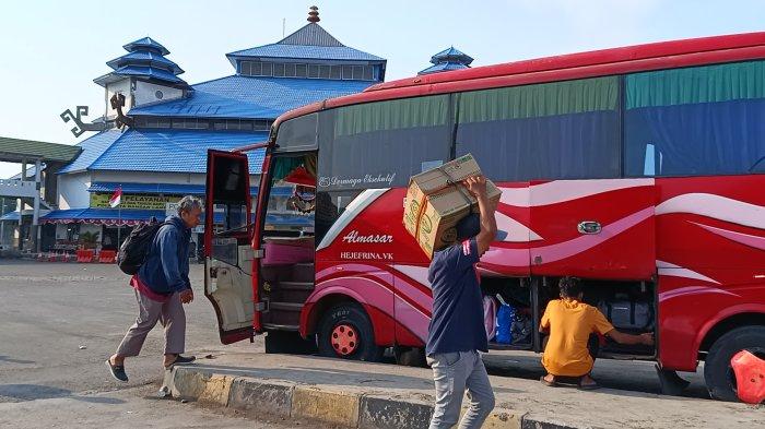 H-1 Natal, Penumpang di Terminal Rajabasa Kembali Normal ...