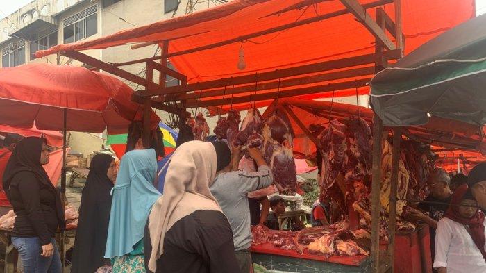 Lapak Daging Sapi di Pasar Bambu Kuning Mulai Ramai Pembeli ...