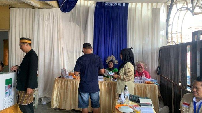 Unik, Anggota PPS di TPS 21 Kota Karang Kompak Pakai Baju Adat Bugis ...