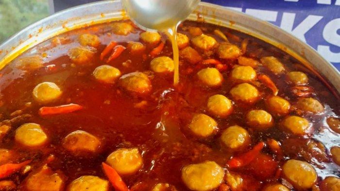 Tempat Kuliner di Lampung, Rasakan Pedasnya Bakso Seafood Kuah Merapi ...