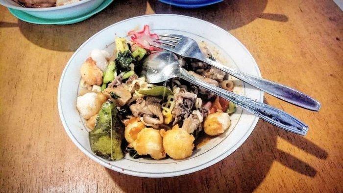 Tempat Wisata di Bandung, Pedasnya Seblak Khas Kedai Jubleg Hanya Rp 10 ...