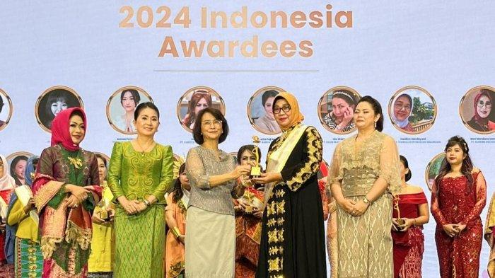 Rektor UMITRA Terima Penghargaan Internasional Most Outstanding Women ...