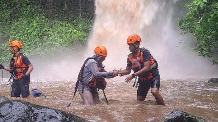 Basarnas Lampung Evakuasi 3 Pengunjung Air Terjun Way Lalaan ...