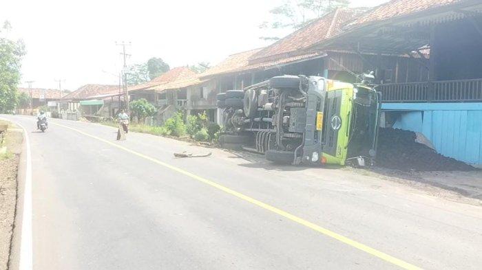 Sopir Mengantuk, Truk Batu Bara Terguling dan Tabrak Rumah di Lampung Utara - Tribunlampung.co.id
