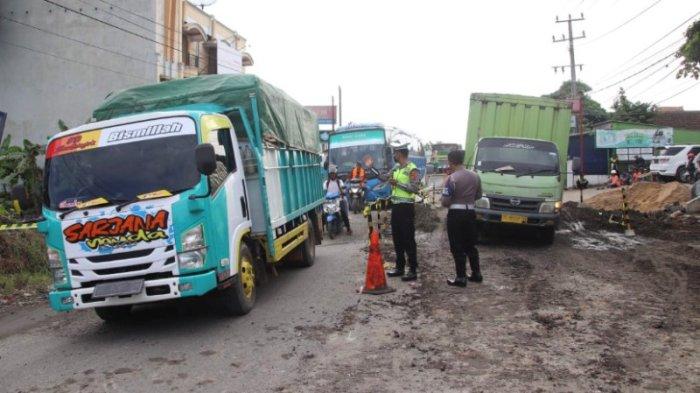 Truk Bermuatan Sembako Terperosok di Jalinbar Pringsewu, Arus Lalu Lintas Tersendat ...