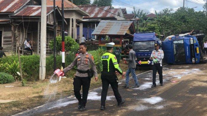Jajaran Polda Lampung Evakuasi Truk Tangki Solar yang Terguling di Jalinbar Tanggamus ...