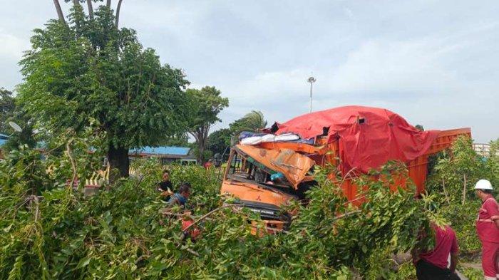 Truk Terguling di Dermaga 3 Pelabuhan Bakauheni Lampung Selatan Diduga Rem Blong - Tribunlampung ...