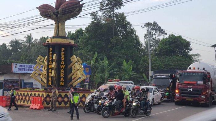 Arus Balik Mudik Lebaran 2022, Arus Kendaraan Padat Merayap di Tugu ...