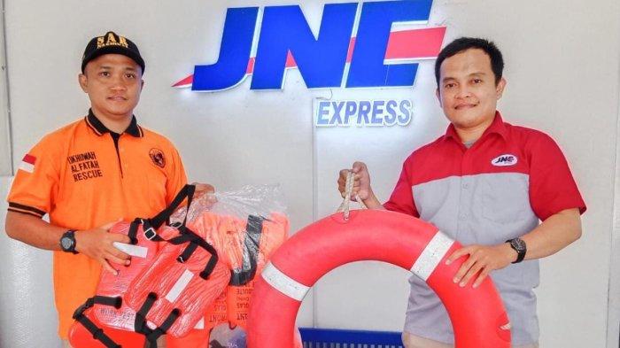 JNE Lampung Salurkan CSR Lifejacket dan Ban Pelampung untuk Ukhuwah Al ...