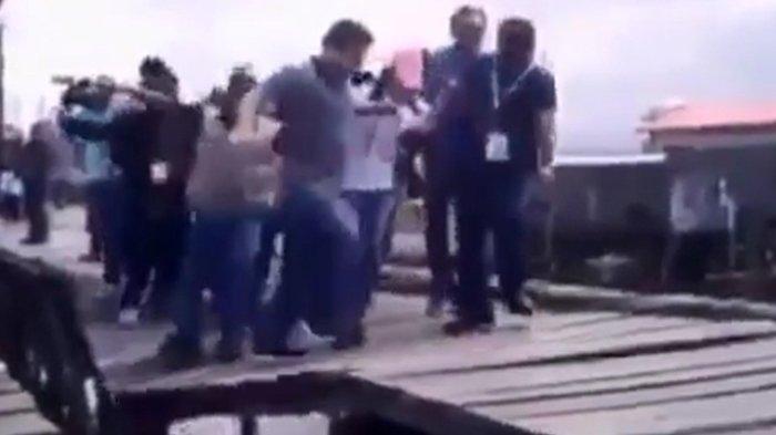 Viral Jembatan Roboh Saat Diresmikan, Rombongan Tercebur ke Sungai ...