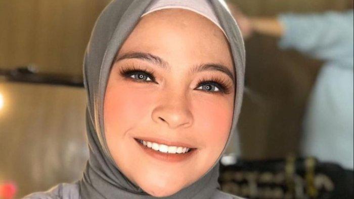 Kondisi Tantri KOTAK Usai Jatuh dari Panggung Ditarik Penonton - Tribunlampung.co.id