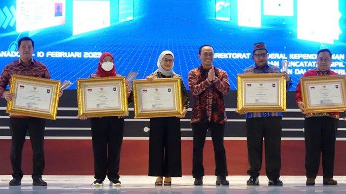 Wali Kota Bandar Lampung Eva Dwiana Terima Penghargaan Dukcapil Hebat dari Kemendagri ...