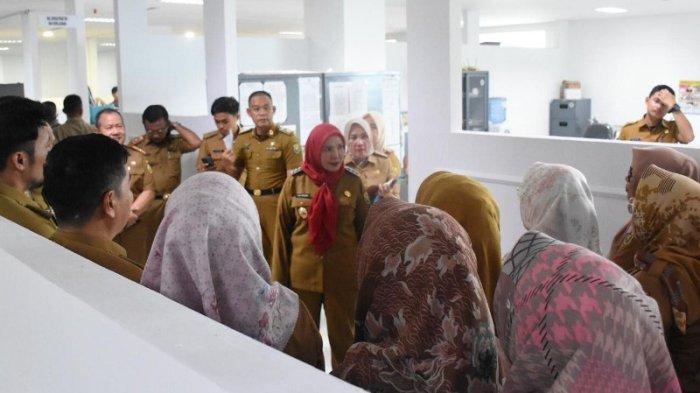 Hari Pertama Masuk Kerja, Bunda Eva Sidak PNS Pemkot Bandar Lampung - Tribunlampung.co.id