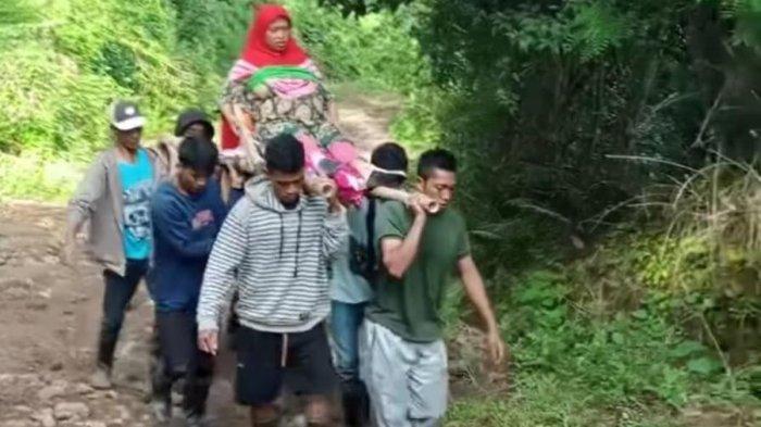 Kisah Bidan Ros Bertugas di Desa Terpencil di NTB. Tandu Ibu Hamil ...