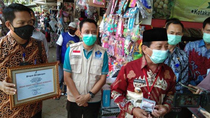 Apresiasi Pedagang Pasar Way Halim, Herman HN Perlihatkan Piagam ...