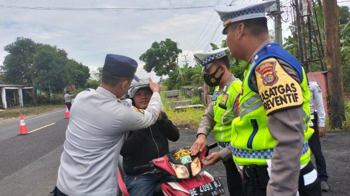 Satlantas Polres Lampung Selatan Bagi-bagi Helm Gratis Saat Ops Keselamatan Krakatau ...