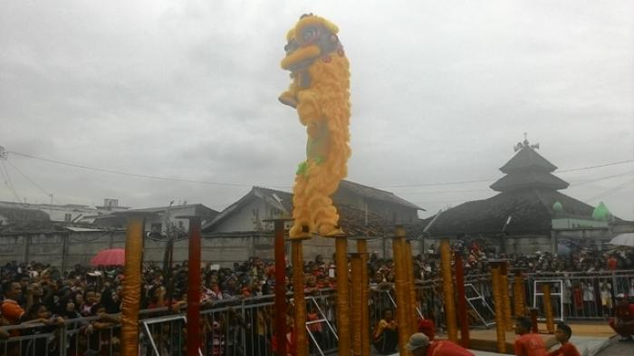 Bergidik tapi Indah Dipandang, Barongsai Menari di Atas Tiang ...