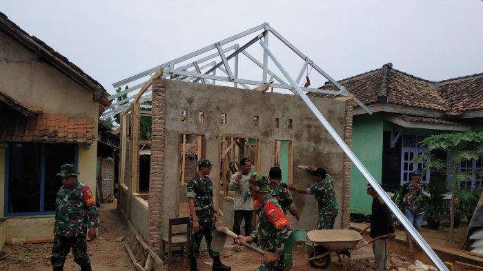 Rumah Nenek 82 Tahun Warga Pesawaran Terbuat dari Geribik dan Berlantai ...