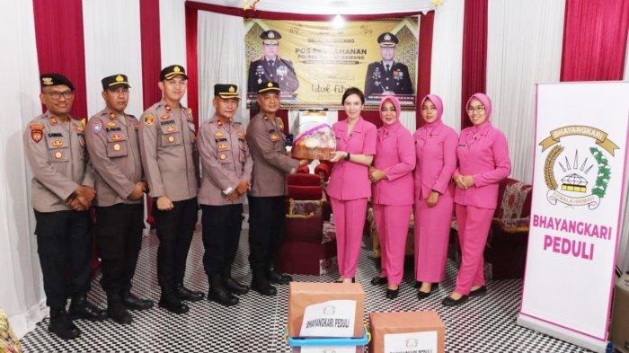 PC Bhayangkari Tulangbawang Polda Lampung Beri Bingkisan Petugas Pospam dan Posyan ...