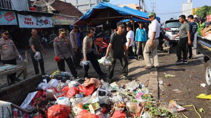 Polisi Peduli Lingkungan Bersihkan Sampah di Pasar Baradatu Way Kanan - Tribunlampung.co.id