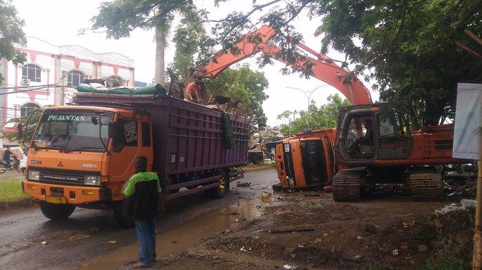 BREAKING NEWS Truk Tronton Muat Besi Rongsok Terguling di Sukarame ...