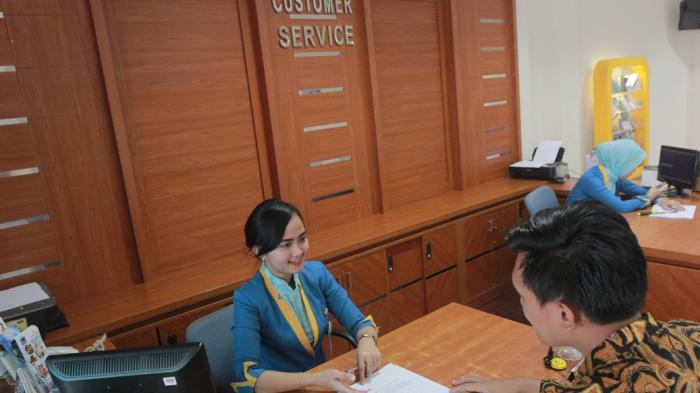 (FOTO) Petugas Customer Service Layani Pengajuan KPR Nasabah ...