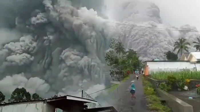 Gunung Semeru Erupsi Lagi 8 Kali Gempa Letusan, Status Siaga - Tribunlampung.co.id