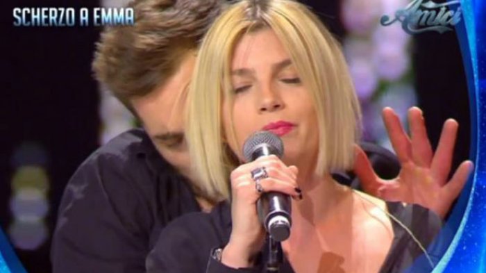 Lagi Manggung, Penyanyi Wanita Ini Diraba-raba Penari Pria, Lihat ...