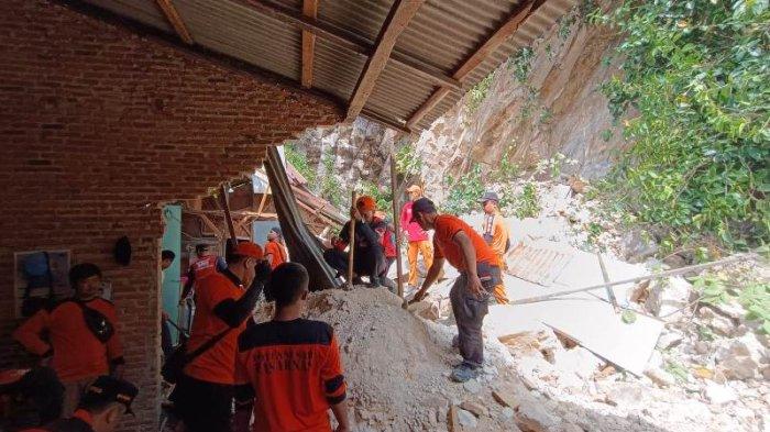 Batu Besar dari Bukit Kelutum Kota Baru Bandar Lampung Timpa Rumah ...