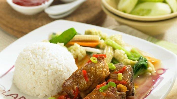 Harga Menu Kuliner Khas Indonesia di Tong Tji Teahouse, Bakso Lapangan ...