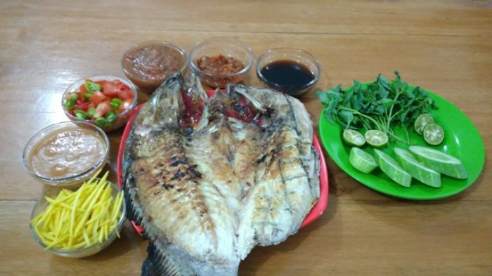 (VIDEO) Ikan Bakar Lape Khas Makassar, Makin Yummy Campur Sambal ...