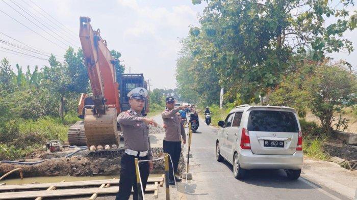 Polres Lamteng Polda Lampung Imbau Pengendara Hati-Hati Lintasi Perbaikan Box Calvert Trimurjo ...