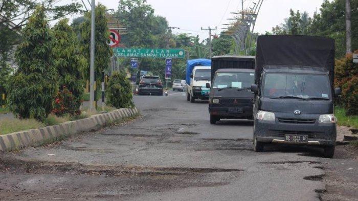Warga Metro Lampung Minta Jokowi Mampir Lihat Jalan Rusak saat Kunjungan ke Rumbia ...