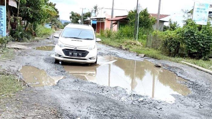 Warga Lampung Barat Keluhkan Jalan Provinsi yang Rusak Parah, Jadi Kubangan saat Hujan ...