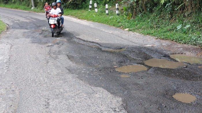 Masyarakat Keluhkan Ruas Jalan Nasional Rusak Parah di Batu Brak Lampung Barat - Tribunlampung.co.id