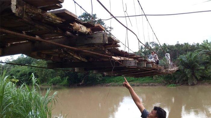 Diterjang Luapan Air Sungai, Jembatan di Palas Ambruk - Tribunlampung.co.id