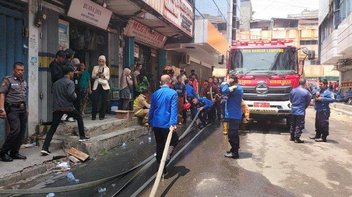 Breaking News Toko Suku Cadang Mobil di Pasar Tengah Bandar Lampung Kebakaran - Tribunlampung.co.id