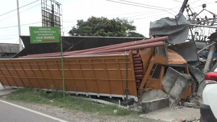 Truk Fuso Muatan Tiang Besi Tabrak Gardu Listrik di Tulangbawang Barat Lampung - Tribunlampung.co.id