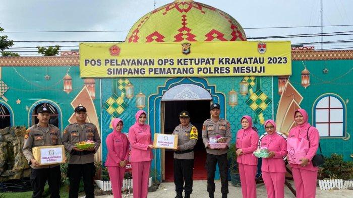 Bhayangkari Mesuji Bagikan Bingkisan ke Polisi yang Bertugas dalam Operasi Ketupat Krakatau 2023 ...