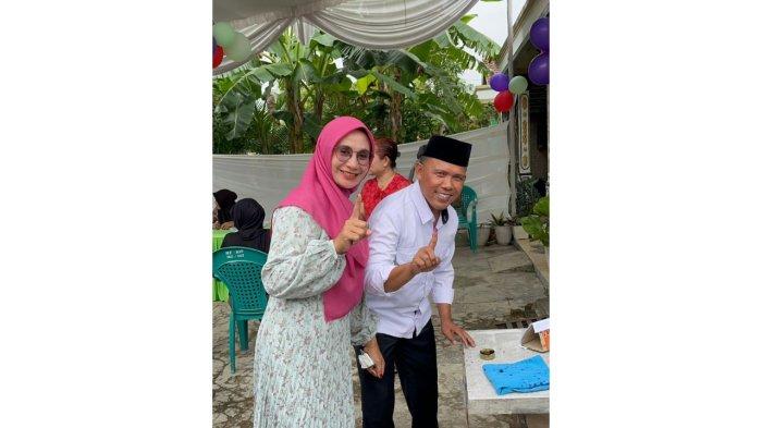 Cawabup Lampung Selatan Antoni Imam dan Istri Coblos Pilkada 2024 di Sidomulyo - Tribunlampung.co.id