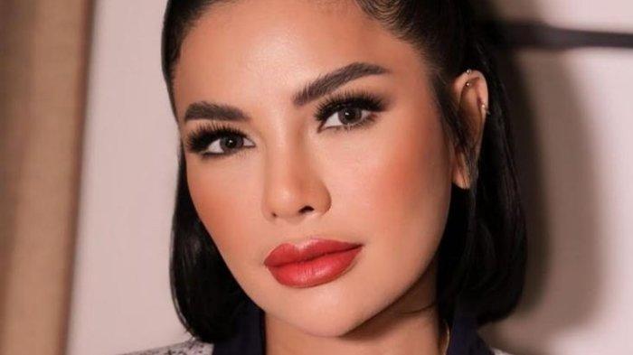 Nikita Mirzani Pamer Foto Bareng Bule Seusai Oplas, Unggahan Bikin ... Nikita Mirzani Pamer Foto Bareng Bule Seusai Oplas, Unggahan Bikin ...