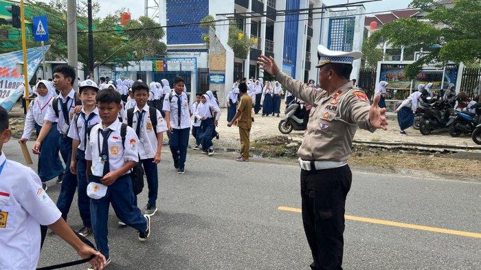 Beri Rasa Aman ke Masyarakat dan Pelajar, Satlantas Polres Pesibar Polda Lampung Pam Rawan Siang ...