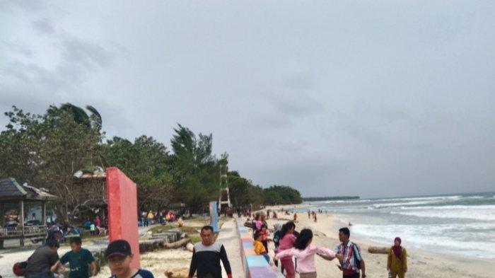 BPBD Pesisir Barat, Lampung Ingatkan Pengunjung Pantai Labuhan Jukung untuk Berhati-hati ...