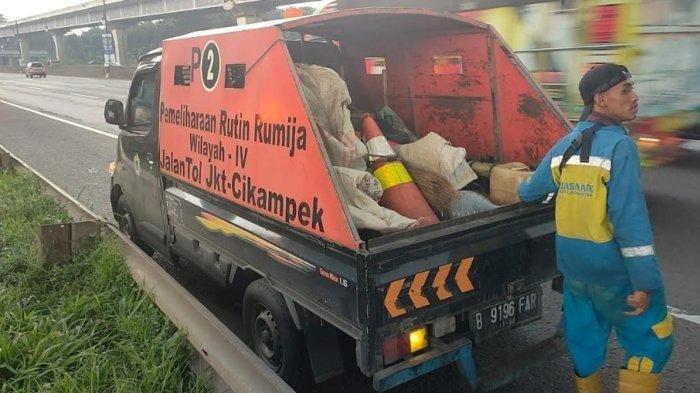 Kisah Petugas Kebersihan Tol yang Luput dari Perhatian, Berjibaku ...